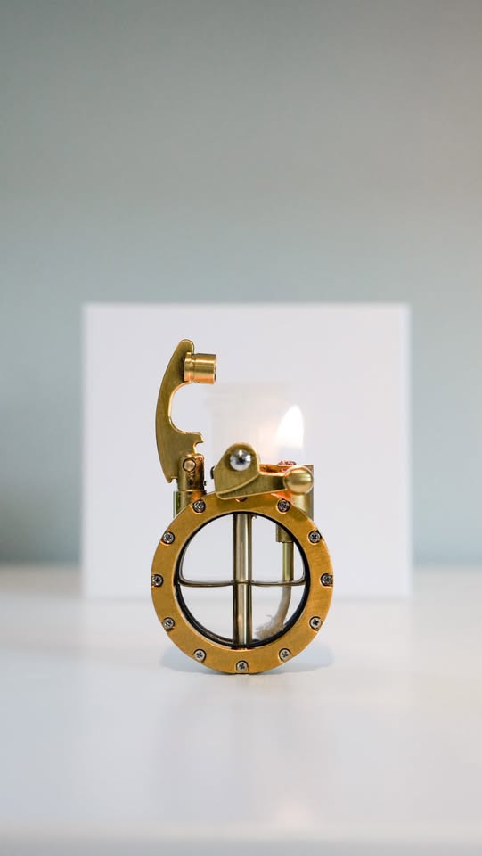 Thomas Blonde Mob Wife Lighter – Nikko Blu Boutique